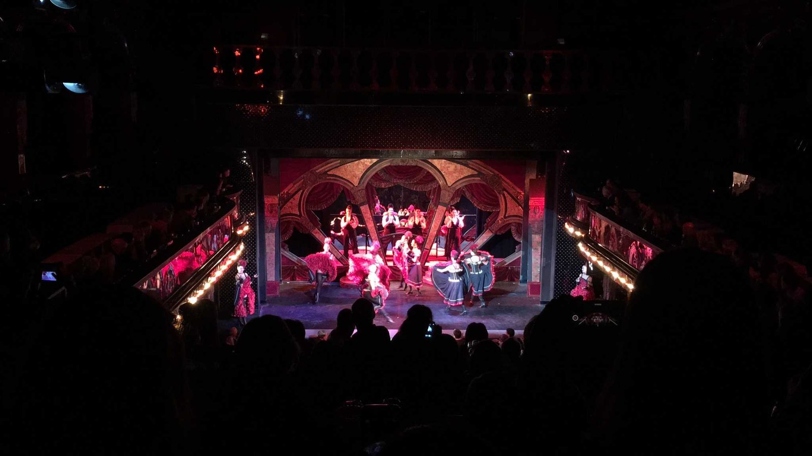 Show de Cabaret em Paris: o tradicional Paradis Latin!